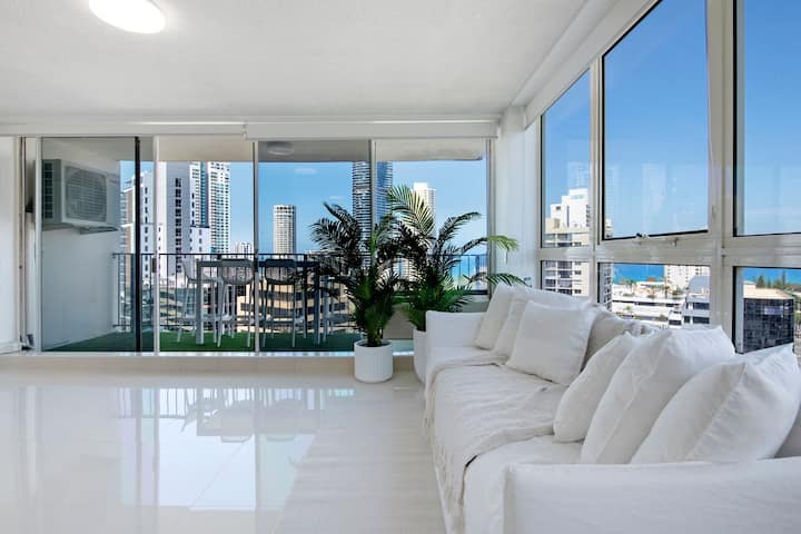 Large Waterfront Apartment - Coasthm - Surfers Paradise