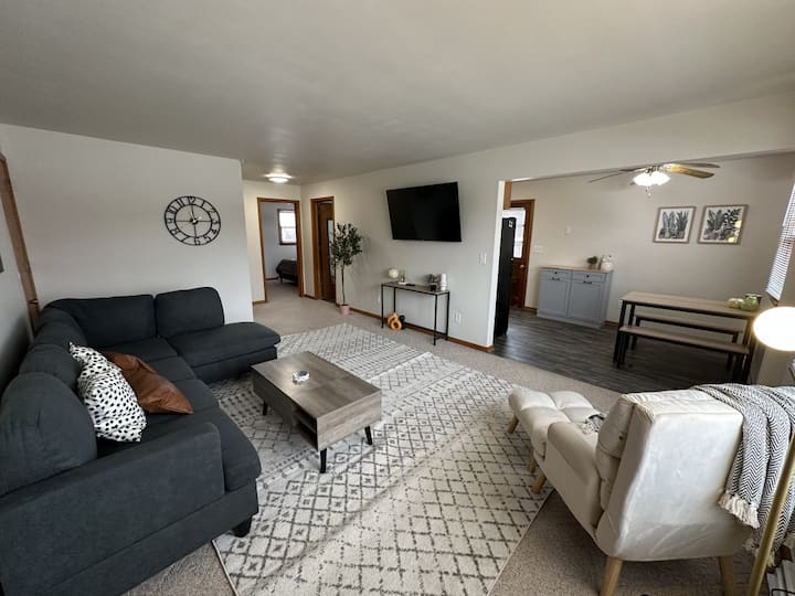 Chic & Cozy Apt-self Check-in - Appleton, WI