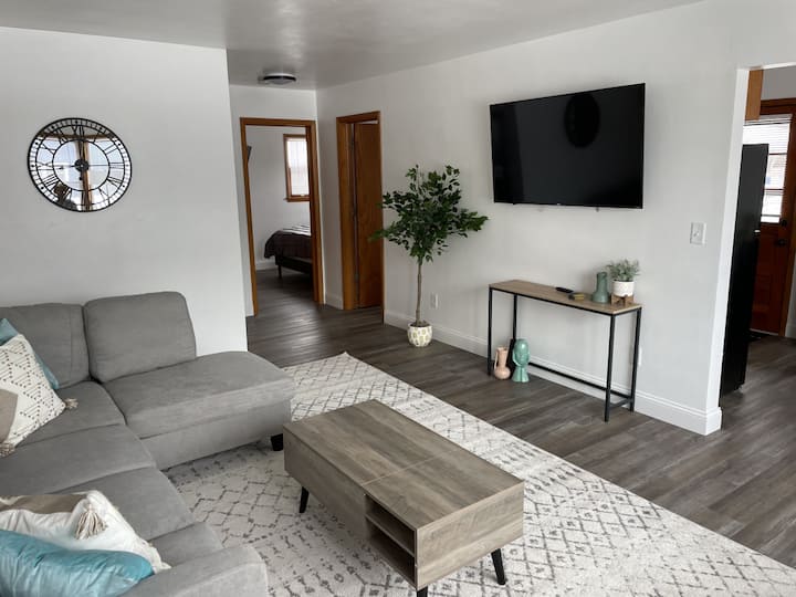 Bright & Cozy Apt-self Check-in - Appleton, WI