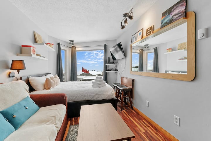 Studio Shred | Hot Tub & Ski In/ski Out - Big White Ski Resort, BC