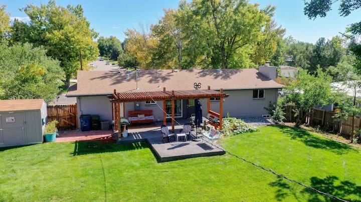 Spacious Home With King Beds, Large Yard, & Family - Littleton, CO