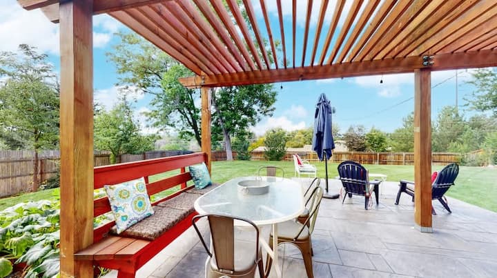 Spacious Home With King Beds, Large Yard, & Family - Littleton, CO
