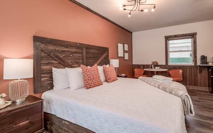 Stay Simple | Workspace + Free Parking - Hastings, MN