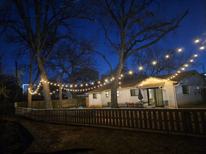 15-min Walk To Stadium W/ Huge Yard + Firepit - 알링턴