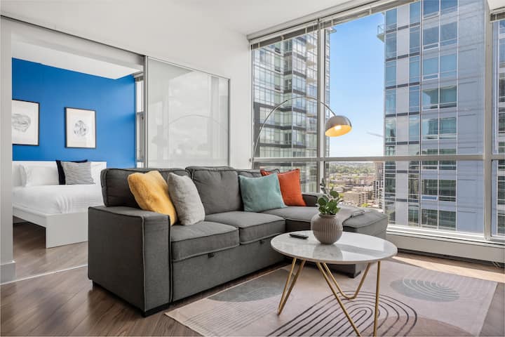 Heart Of The City - 2br, Prk, Ac, Mountain Views - Calgary