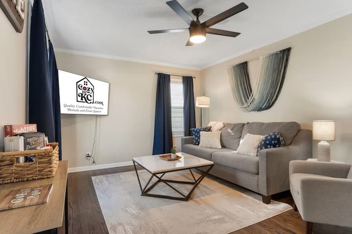 The Sunnyside- Waldo Ranch + Fenced Yard + Parking - Kansas City, MO
