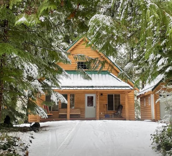 Hemlock Lodge + Private Hot Tub + Near Mt Baker - Glacier, WA