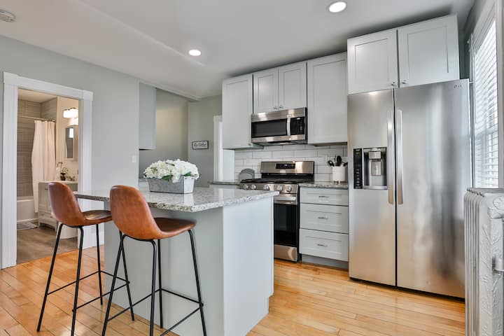Stylish Apartment Near Downtown, Highways, Boston - Salem, NH