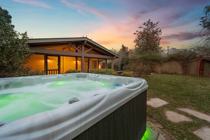 Luxury Uptown Sedona Home W/ Hot Tub & Fire Pit - Sedona, AZ