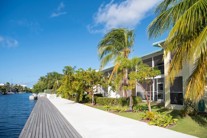 Snug Harbour View #4 1br Canal Front Condo By Seven Mile Beach - Cayman Islands