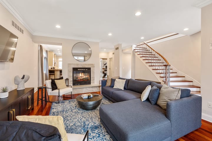 Gorgeous Birmingham Residence W/ Home Gym - Troy, MI