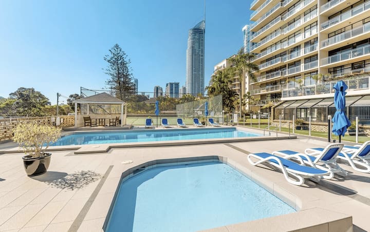 Spacious Coastal Escape – Walk To The Beach - Gold Coast