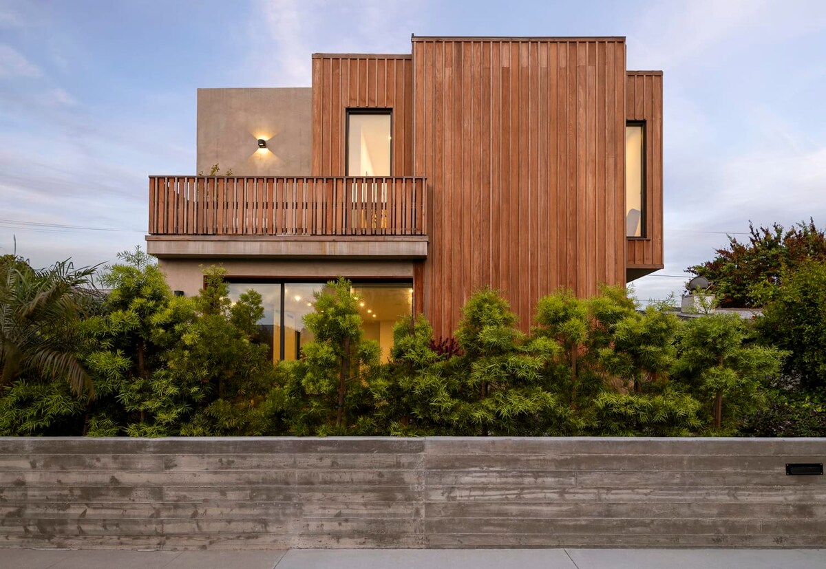 Sunny Rooftop Retreat in Venice's Silver Triangle - Houses for Rent in ...