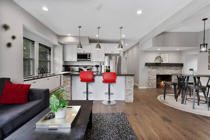 Spacious 5 Bedroom Duplex In Kansas City! 65/66 - Kansas City, MO