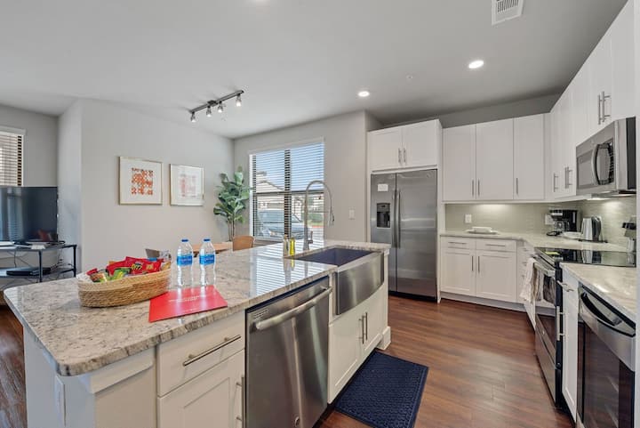 Luxury 1 Br In The Heart Of Sugar Land W/pool - 슈거랜드