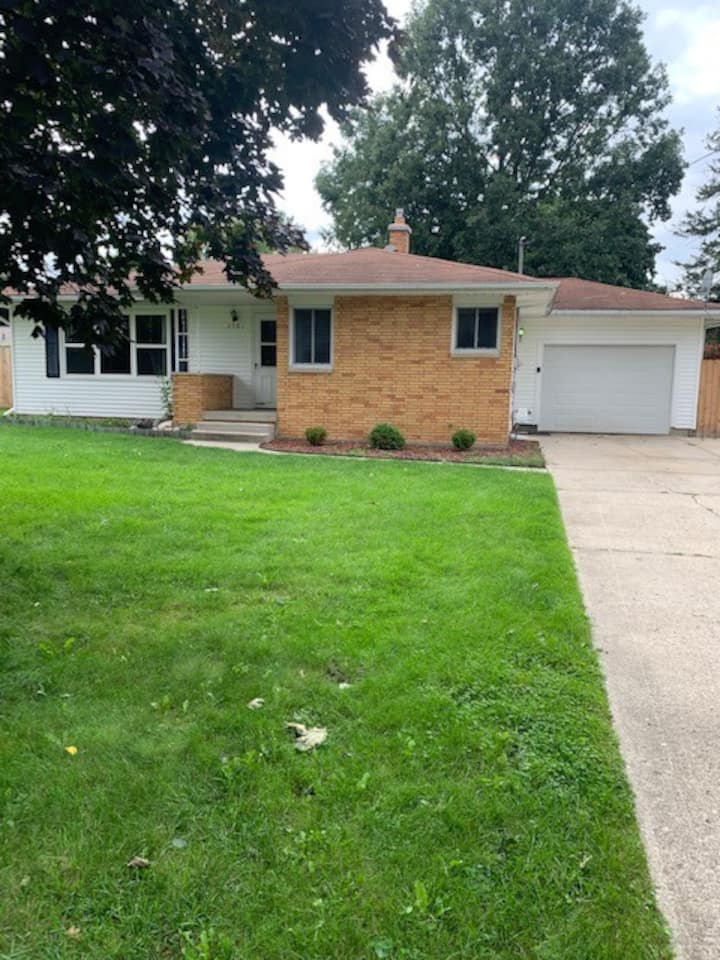 Perfect Place Quiet Neighborhood, Great For The Fa - Saginaw, MI