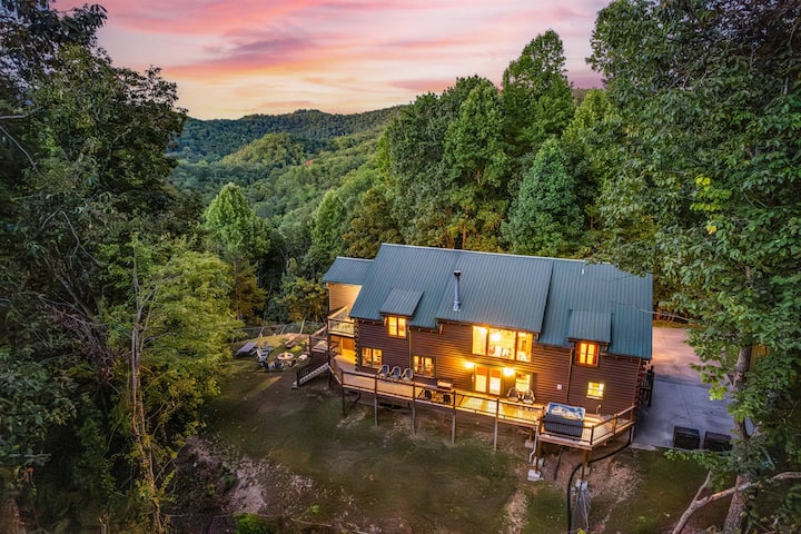 Pet-friendly Lodge: Theater, Hot Tub, Sleeps 16 - Townsend, TN