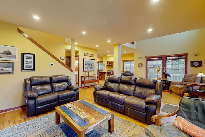 Inviting 4br | Fireplace | Deck - Seaside, OR