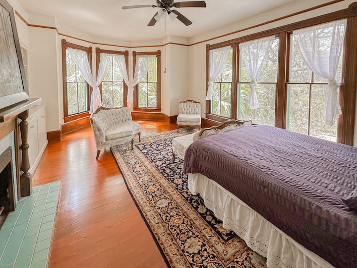 Victorian Apt. W/ Tailgate Spot Near Stadium! - Gainesville, FL