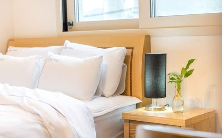 여수의 편안함을 담은 아늑한 휴식공간 디럭스 더블 305퀸1 - Yeosu