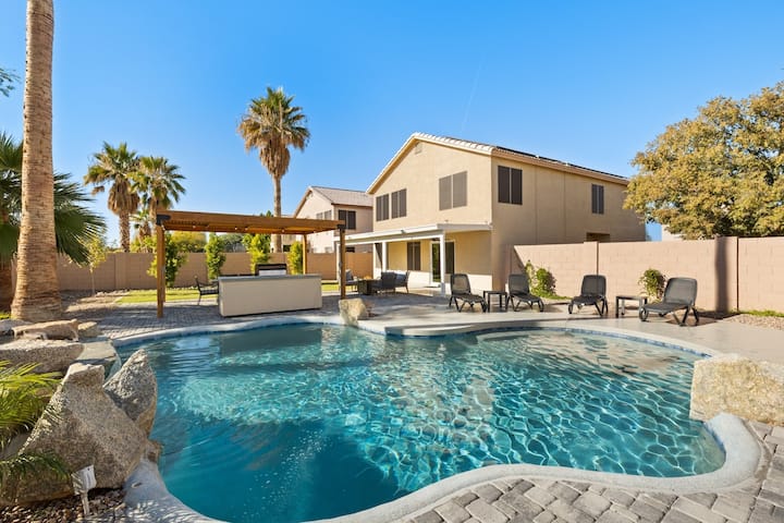 Sun-drenched Terrace: Chic W/grille, Firepit, Pool - Phoenix, AZ