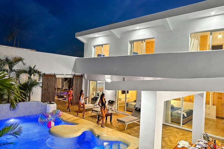 Beach Villa For 18 Guests –2 Pools, Jacuzzi & Maid - Punta Cana