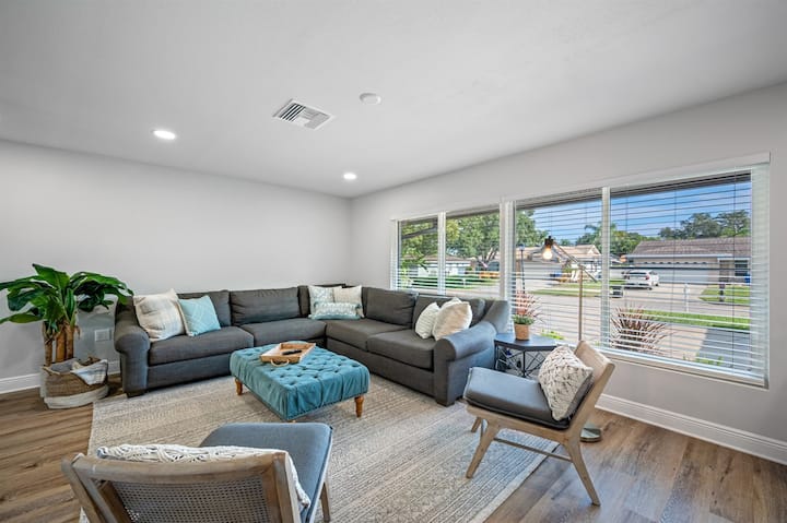 Paradise Palms- Palm Harbor Home With Game Room! - Dunedin, FL