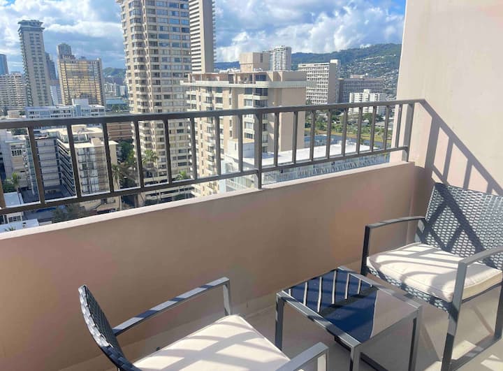 Waikiki W/ Kitchen - Free Parking - City View - Kailua, HI