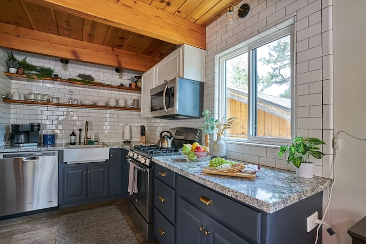 Modern Rustic Escape, Romantic Loft, Cozy Hot Tub - Big Bear Lake, CA