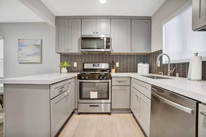 Clean & Spacious 2br/2ba Near Disney - 풀러턴