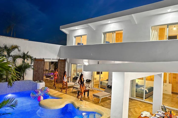Beach Villa For 18 Guests –2 Pools, Jacuzzi & Maid - Punta Cana