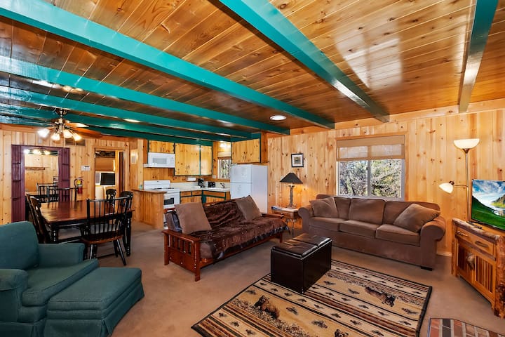 Right At Home By Destination Big Bear: Mountain Views! Covered Deck! Yard! Cute & Cozy! - California