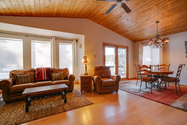 Townhome With 1st Hole Golf Course Views - Angel Fire, NM