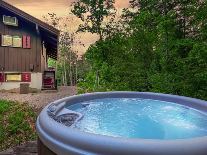 Family Chalet Near Story Land | Private Hot Tub! - Jackson, NH