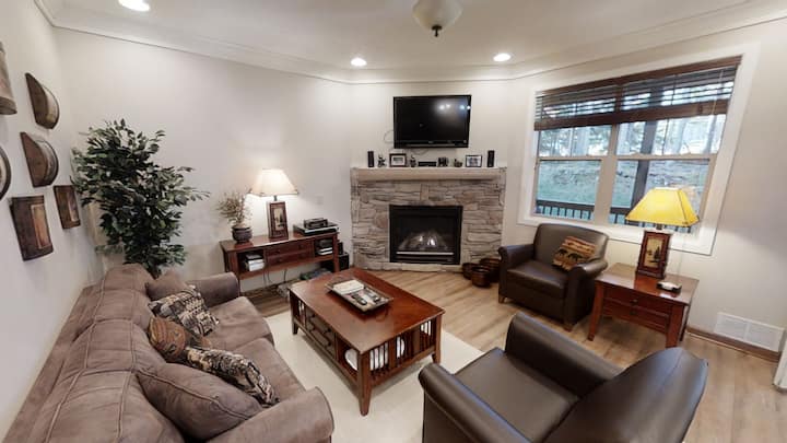 Black Bear Crossing 12 - Ideal Winter Getaway - Snowshoe, WV