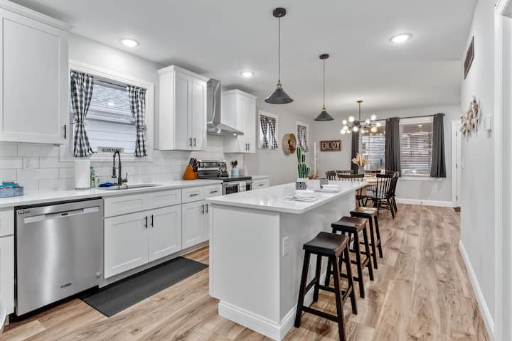 Blue Door Bungalow | Jz Vacation Rentals - St. Louis, MO