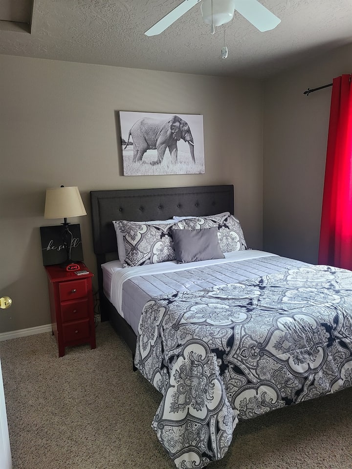 *No Cleaning Fee! Private Sanctuary Ruby Room - Boise, ID