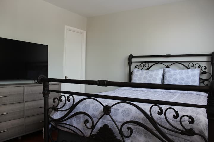 Cozy 3 Bedroom/great Location! Parking Incl. - Alexandria, VA