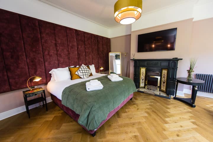 The Royal Suite At Dragon Villas - Superking Studio With Feature Freestanding Bath - Knaresborough