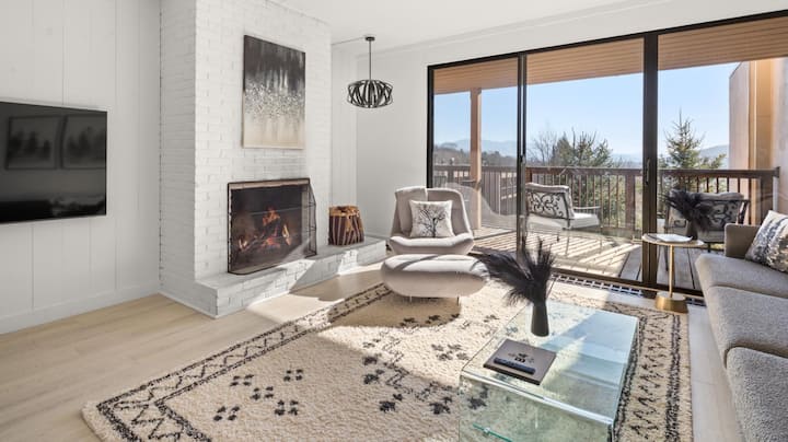 Modern, Trendy Townhome In Stowe! Newly Remodeled - Stowe, VT