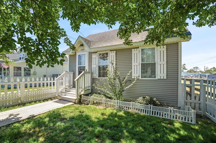 Daisey Cottage - Pet Friendly W/ Fenced Yard! - Chincoteague, VA