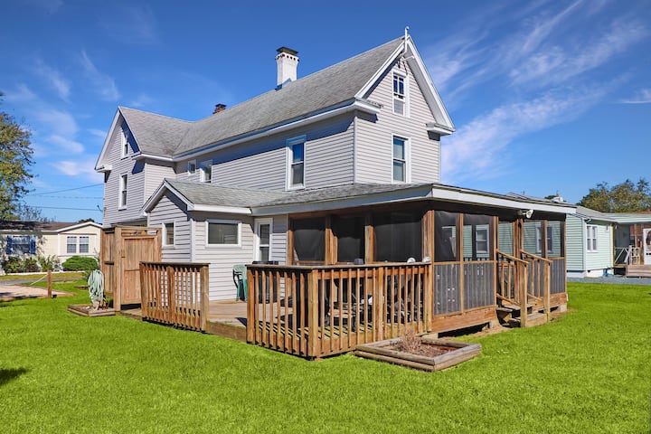 Blue Point | Screened Porch + Outdoor Shower + Pet - Chincoteague, VA
