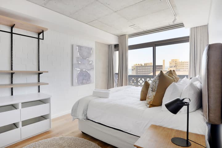 Stylish 2br Retreat - Beach, Pool & Wifi Access - Camps Bay