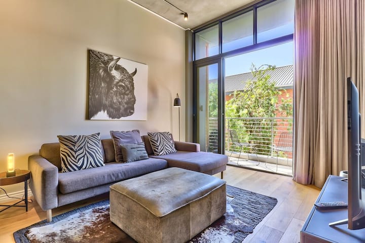 Double Volume Condo & Pool Deck - Cape Town
