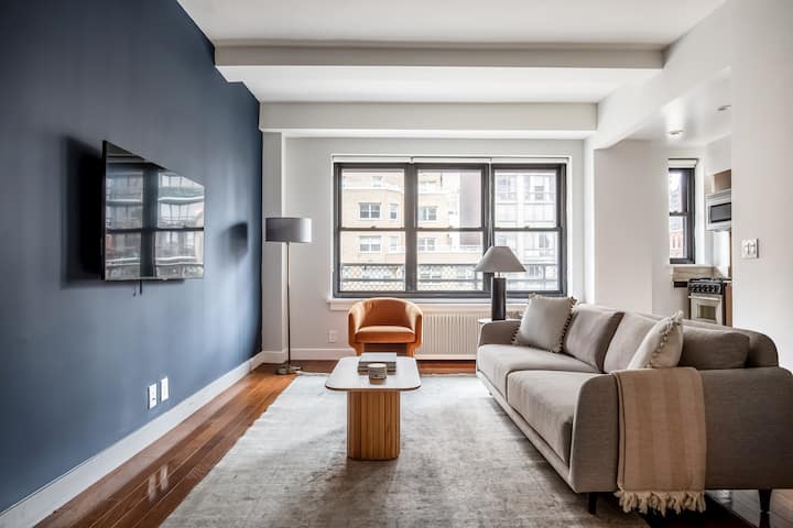 Blueground | Sutton Pl, Doorman & Gym, Nr Park - New York