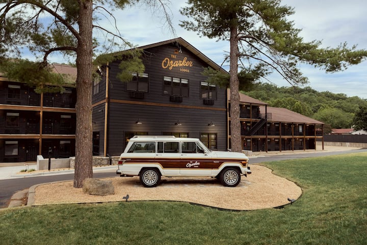 Near Silver Dollar City + Free Breakfast & Pool - Branson, MO
