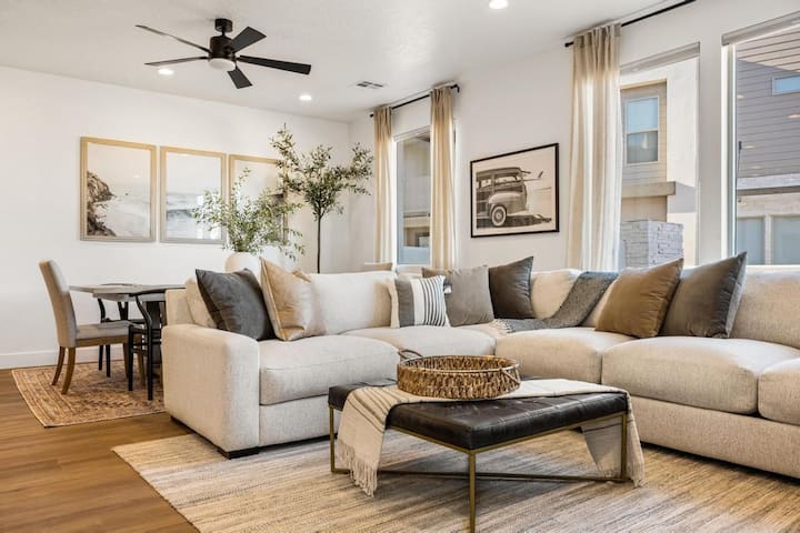 Shoreline: Desert Color Lagoon + Beaches - St. George, USA