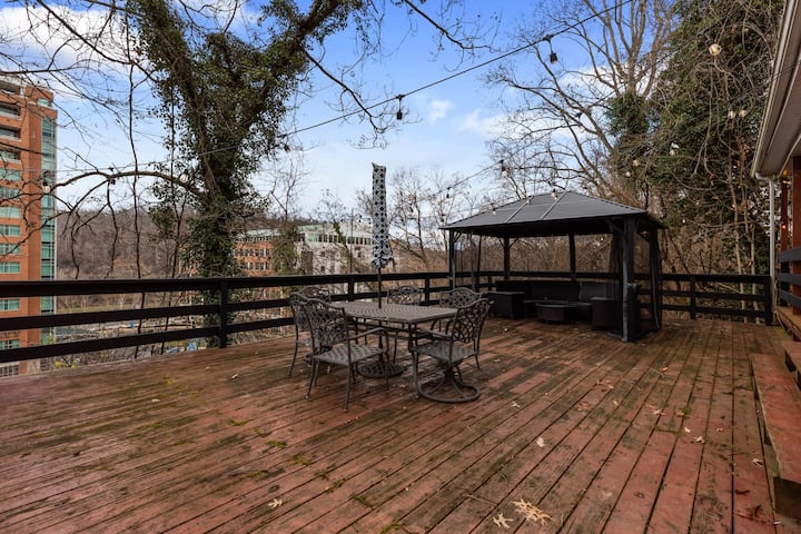 Great House: King Bed, Game Room, Huge Deck - Cheat Lake, WV