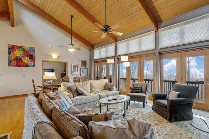 Spacious Ski Home With Mountain Views - Beech Mountain, NC