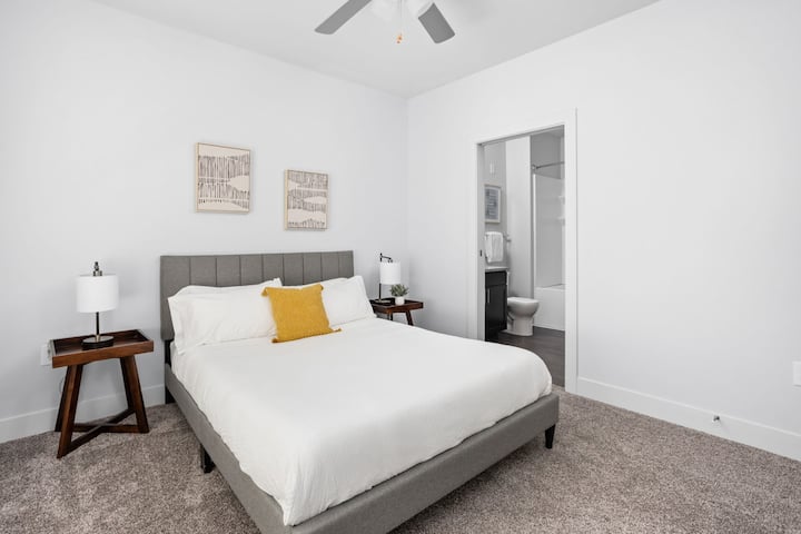 Cozysuites Nora 2br Next To Whole Foods - Castleton, IN